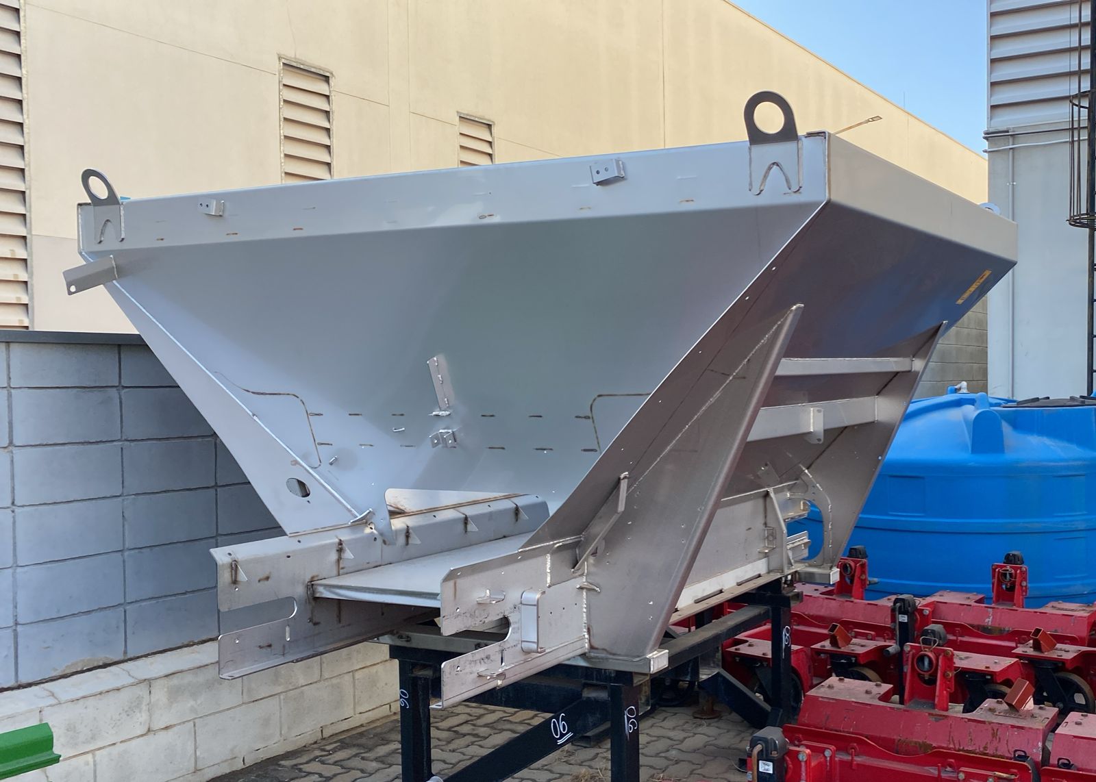 NL4000SA G4 Spinner | Fertilizer & Lime Spreader | New Leader